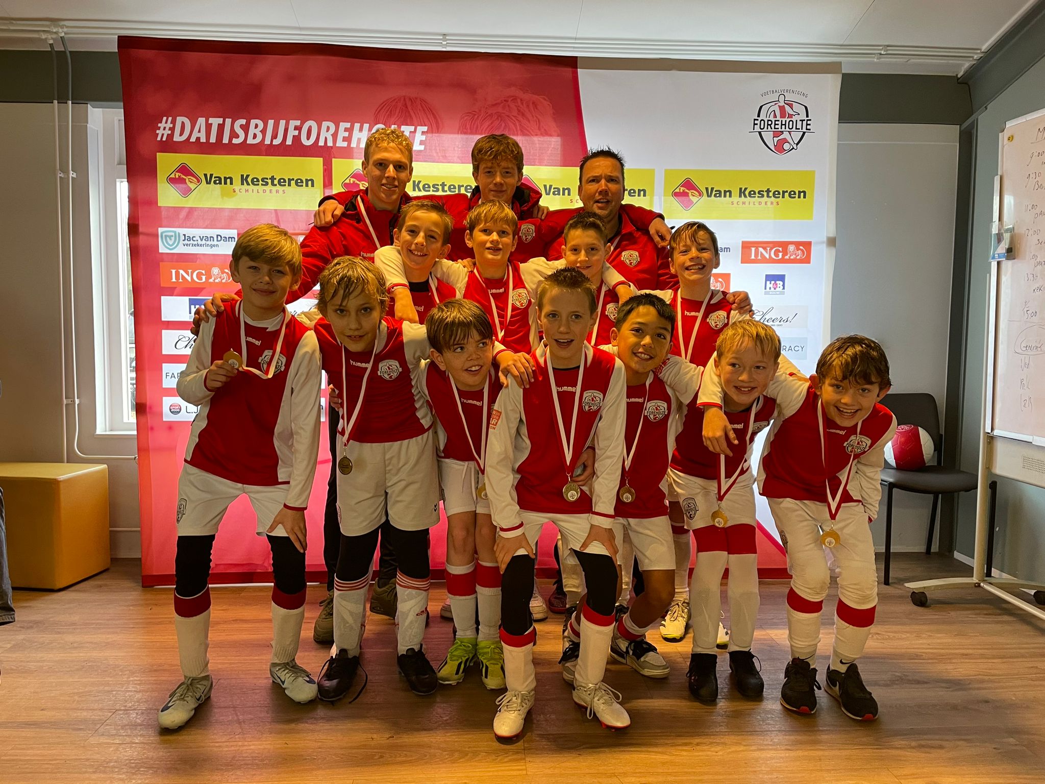 (Kinder)champagne voor de JO11-2 | Foreholte